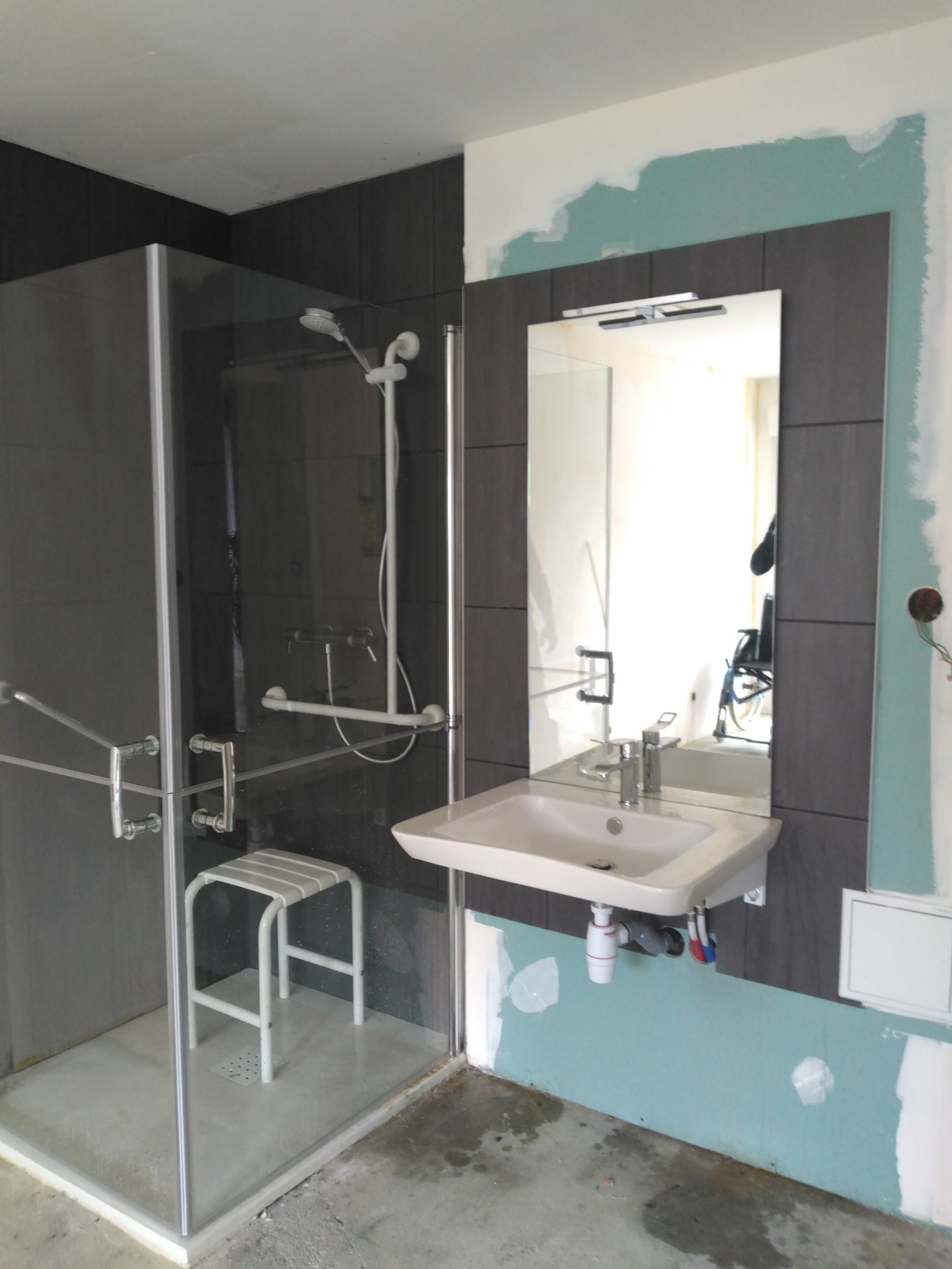 Création d'un espace douche et lavabo PMR - Plombier chauffagiste à ...